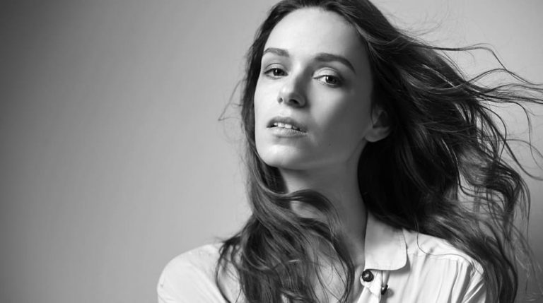 Alex Essoe Height Weight Body Stats Age Family Facts