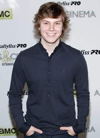 Evan Peters Height Weight Body Stats Age Family Facts