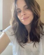 Emily Hampshire Height Weight Body Stats Age Family Facts