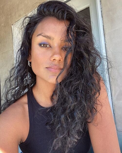 Simone Ashley Height Weight Body Stats Age Family Facts