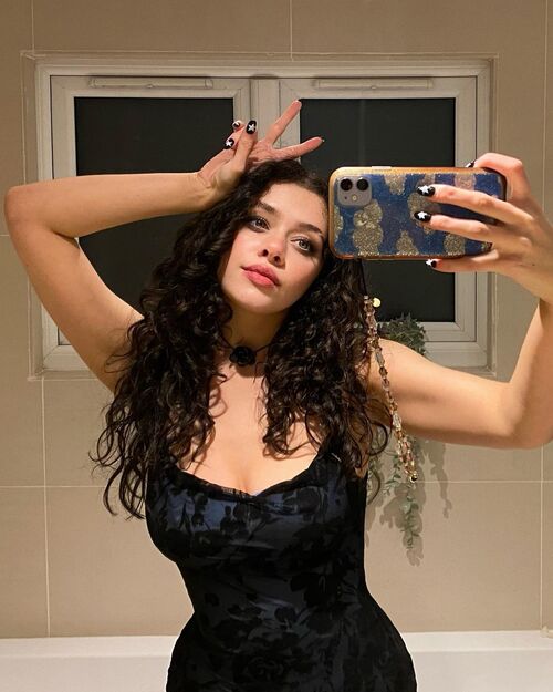 Isis Hainsworth Height Weight Body Stats Age Family Facts