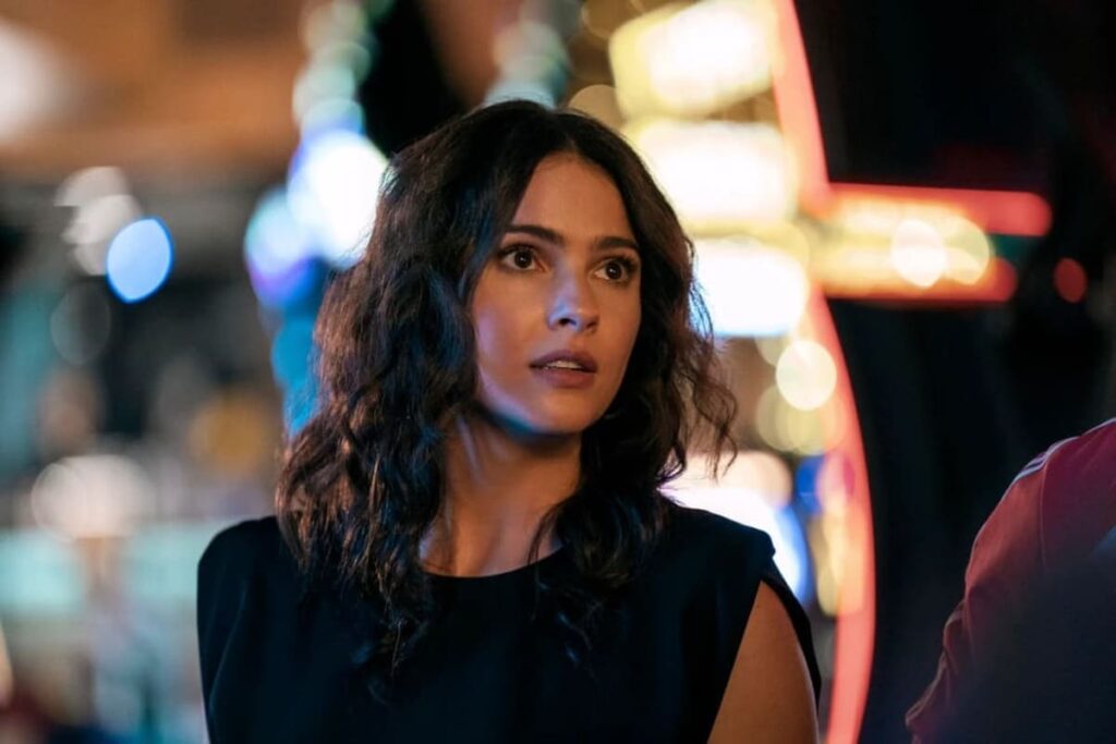 Shelley Hennig Height Weight Body Stats Biography Facts