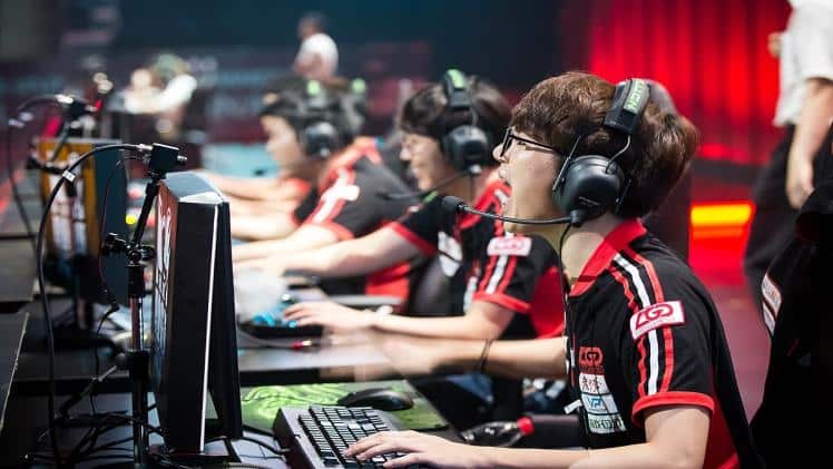 The Rise of eSports: Online Gaming Competitions on the Global Stage